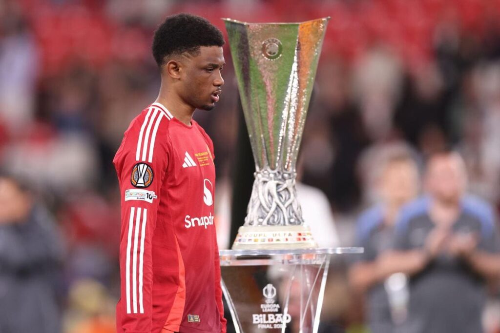 Amad under fire after giving Manchester United fan the middle finger ...