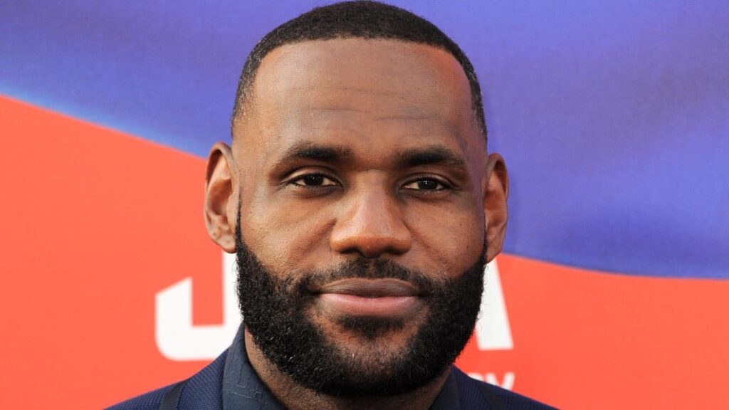 LeBron James: Salary at LA Lakers below maximum pay – report