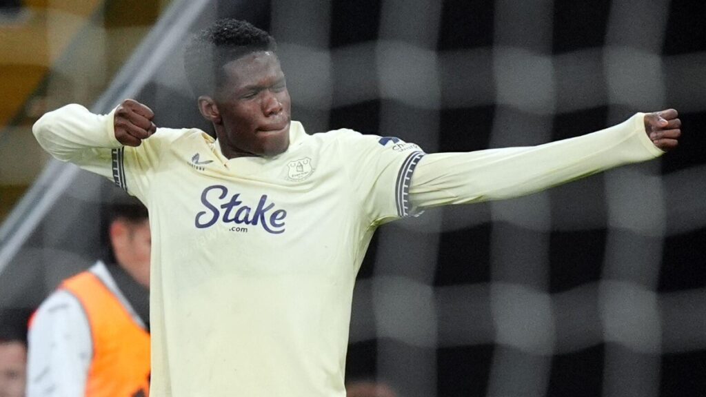 Aston Villa 0-1 Everton: Hosts miss chance to close gap on Arsenal